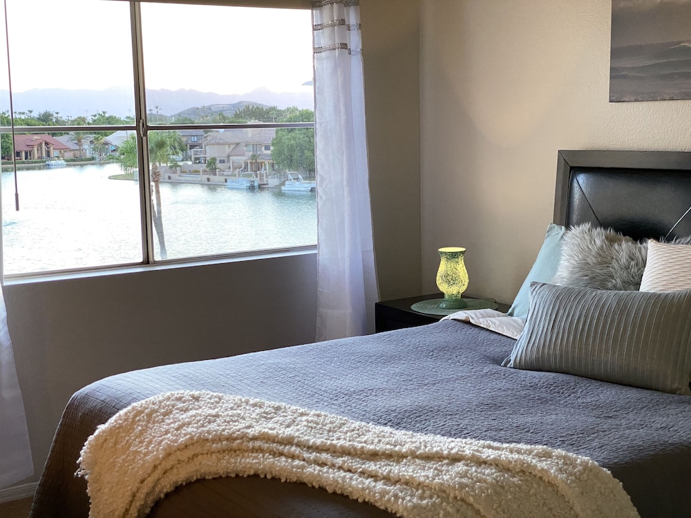 Gorgeous Lakeview Resort Style Condo - Phoenix | Vrbo