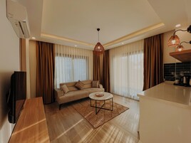 Apartamento luxo, 1 cama King, vista para a piscina | Escrivaninha, quartos à prova de som, Wi-Fi de cortesia