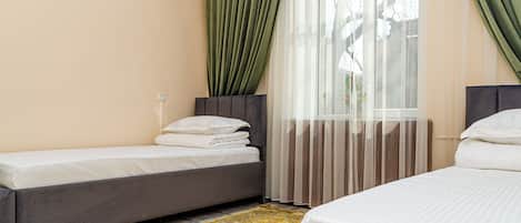 Quarto duplo | Cortinas blackout, ferros/tábuas de passar roupa, Wi-Fi de cortesia
