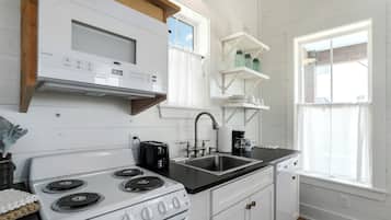 Cabana de Madeira Familiar, 2 quartos, kitchenette, vista para o resort | Cozinha privada | Um frigorífico/congelador grande, um micro-ondas, um forno