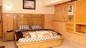 Quarto casal luxo | Quartos à prova de som, ferros/tábuas de passar roupa, Wi-Fi de cortesia