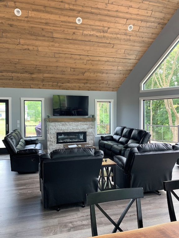 Cedar Lake Property On The Water With In-ground Pool. - Nashua, IA