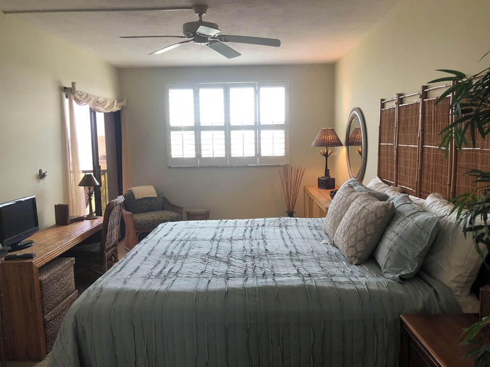 Beau Mer Top Floor 1-Bedroom Condo with Beautiful View of Naples Bay ...