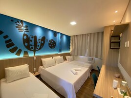 Quarto Quadruplo Sodalita | Roupa de alta qualidade, camas de colchão pillowtop, secretária