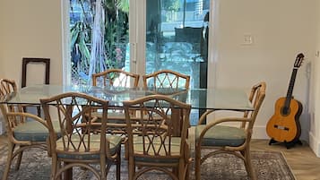 Suite de Luxo | Cozinha privada | Um frigorífico/congelador grande, um micro-ondas, um forno