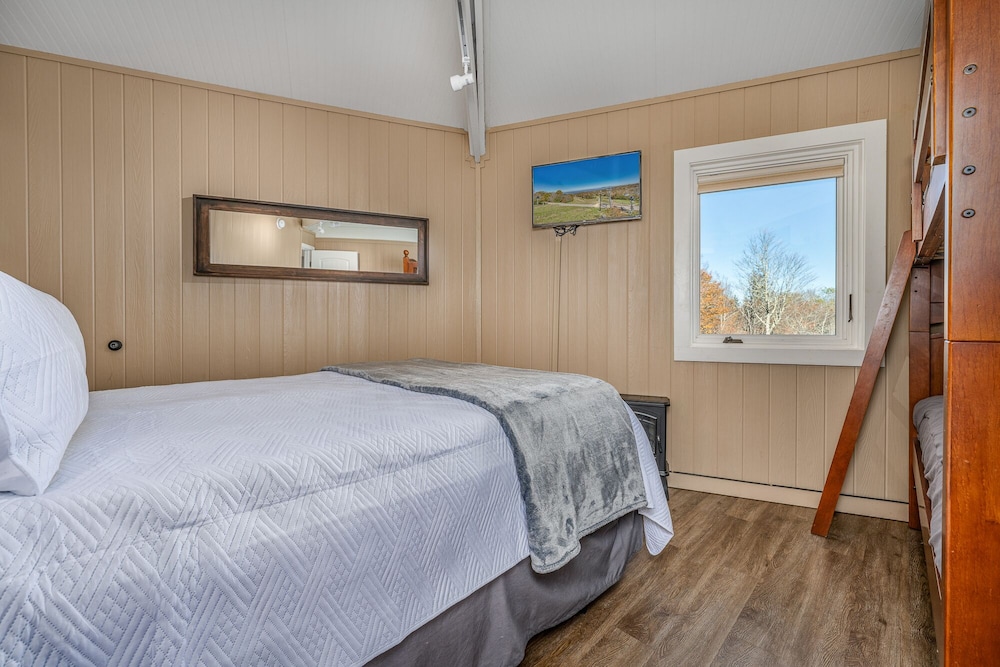 Best Location!!! Slopeside! Mountain Views! Walk To Restaurants! - Beech Mountain, NC
