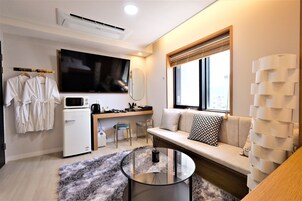 Queen Suite Room | Com decoração personalizada, com mobília individualizada, secretária