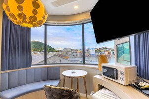 Quarto Deluxe, vista para o oceano | Com decoração personalizada, com mobília individualizada, secretária