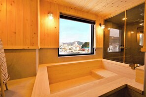 Hinoki Suite room | Casa de banho | Artigos de higiene pessoal grátis, um secador de cabelo, roupões 