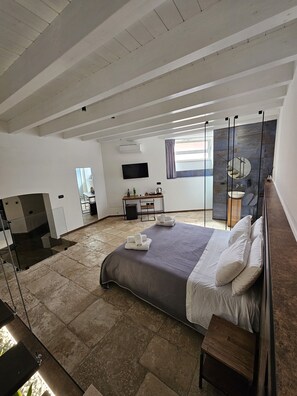 Quarto luxo | Roupas de cama premium, camas com colchões pillow-top, frigobar