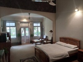 Quarto casal luxo | Quartos à prova de som, ferros/tábuas de passar roupa, Wi-Fi de cortesia