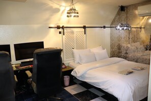 VIP Room | Com decoração personalizada, secretária, Wi-fi grátis 