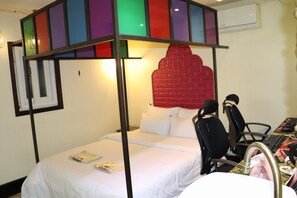 VIP Room | Com decoração personalizada, secretária, Wi-fi grátis 