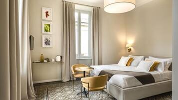 Quarto luxo | Roupas de cama premium, edredons de pluma, frigobar, cofres nos quartos