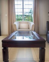 Apartamento luxo, 1 quarto | Sala de estar | TV de tela plana 32 polegadas com canais digitais