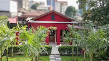 Fachada do alojamento (tarde/noite)