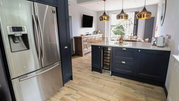 Um frigorífico, uma máquina de lavar louça, uma chaleira elétrica