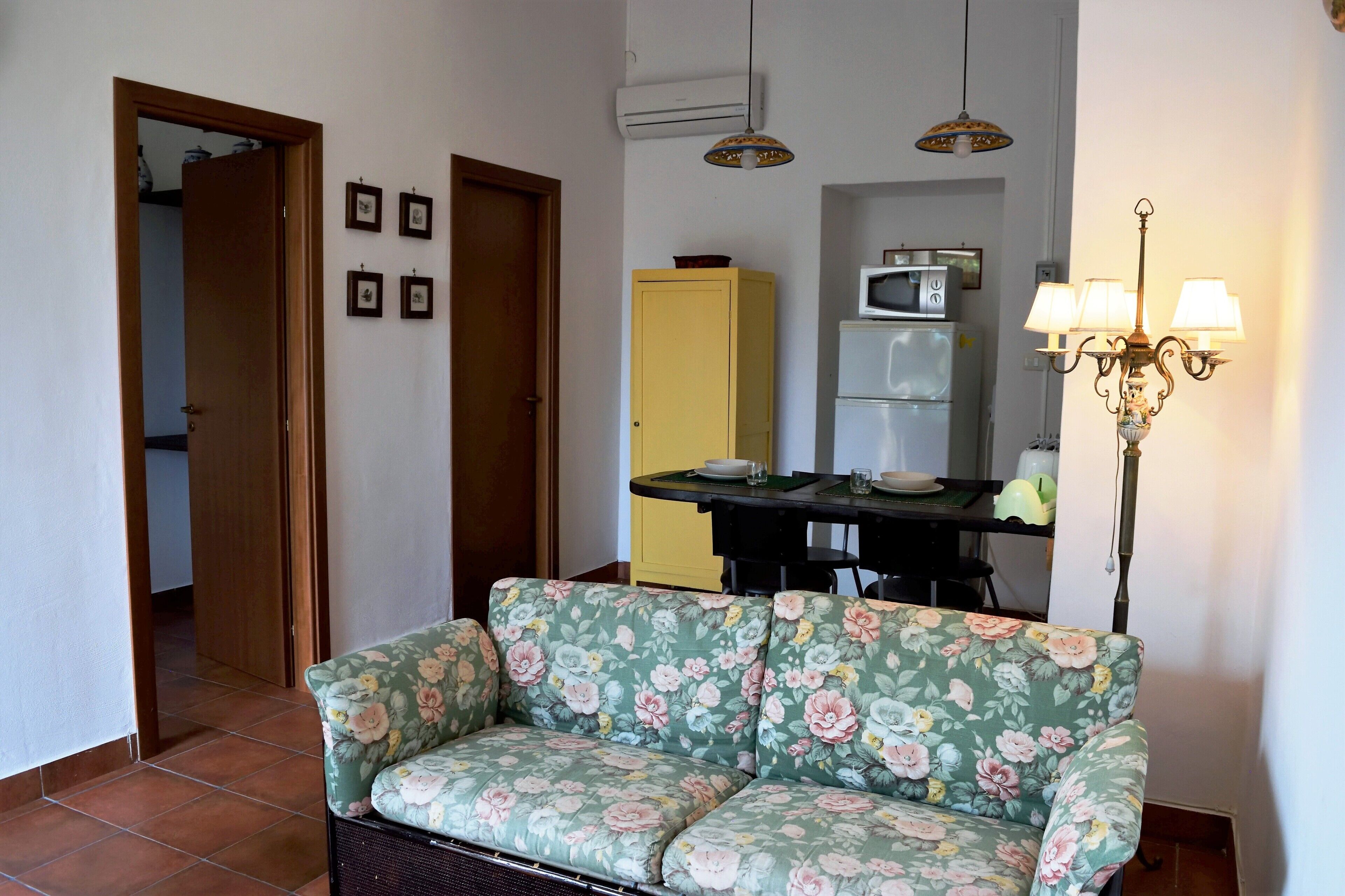 Casa, 1 quarto, para fumantes, varanda | Sala de estar | Livros