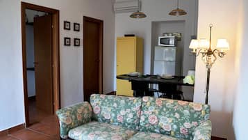 Casa, 1 quarto, para fumantes, varanda | Sala de estar | Livros