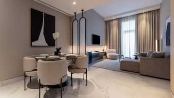 Apartamento Deluxe, 1 quarto, varanda | Sala de estar | Televisor LCD de 32 polegadas com canais por cabo, lareira