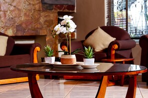 Villa, 5 quartos, varanda, vista para o jardim | Sala de estar