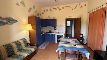 Casa, 3 quartos, pátio, vista para o jardim | Sala de jantar