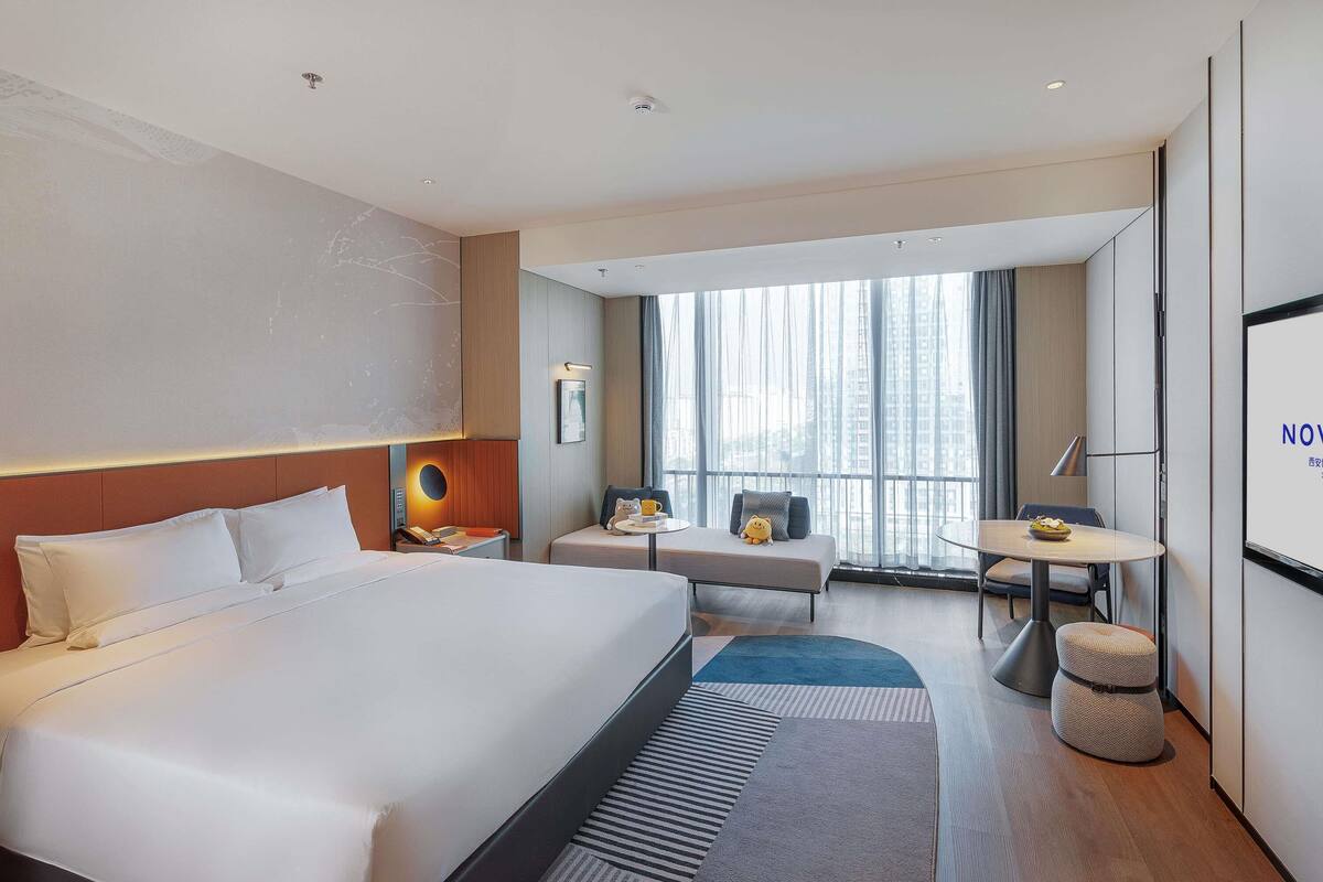 Quarto luxo, 1 cama King | Cofres nos quartos, escrivaninha, espaço de trabalho para notebook