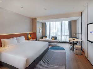 Quarto luxo, 1 cama King | Cofres nos quartos, escrivaninha, espaço de trabalho para notebook