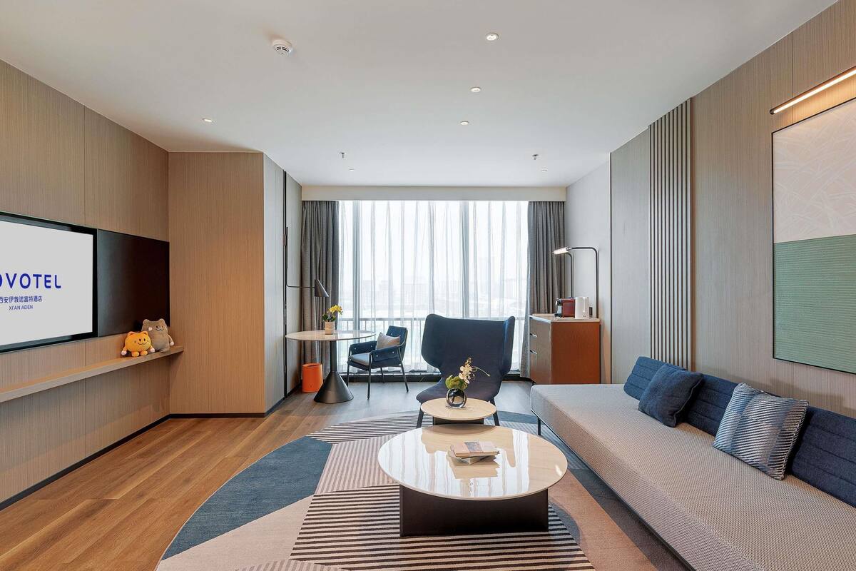 Suíte executiva, 1 cama King, acesso ao Club Lounge | Cofres nos quartos, escrivaninha, espaço de trabalho para notebook
