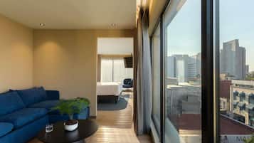Suíte executiva, 1 cama King e sofá-cama | Cofres nos quartos, cortinas blackout, ferros/tábuas de passar roupa