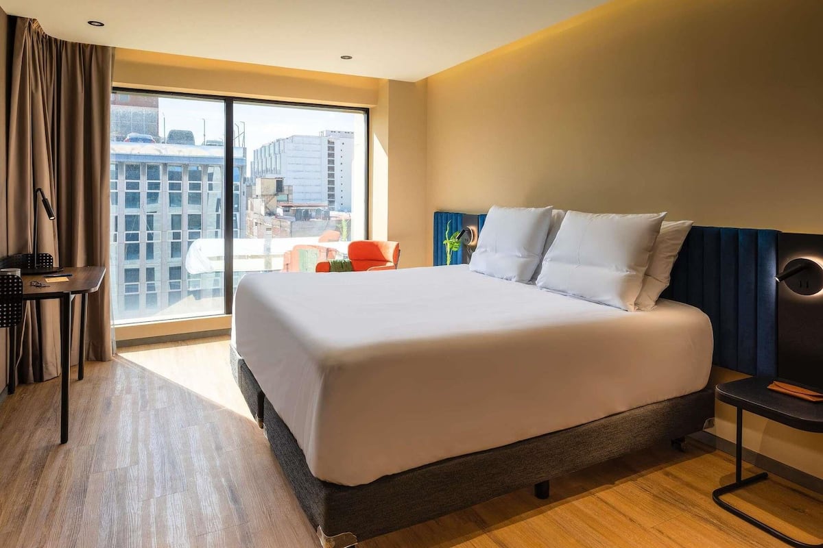 Quarto executivo, 1 cama King | Cofres nos quartos, espaço de trabalho para notebook, cortinas blackout
