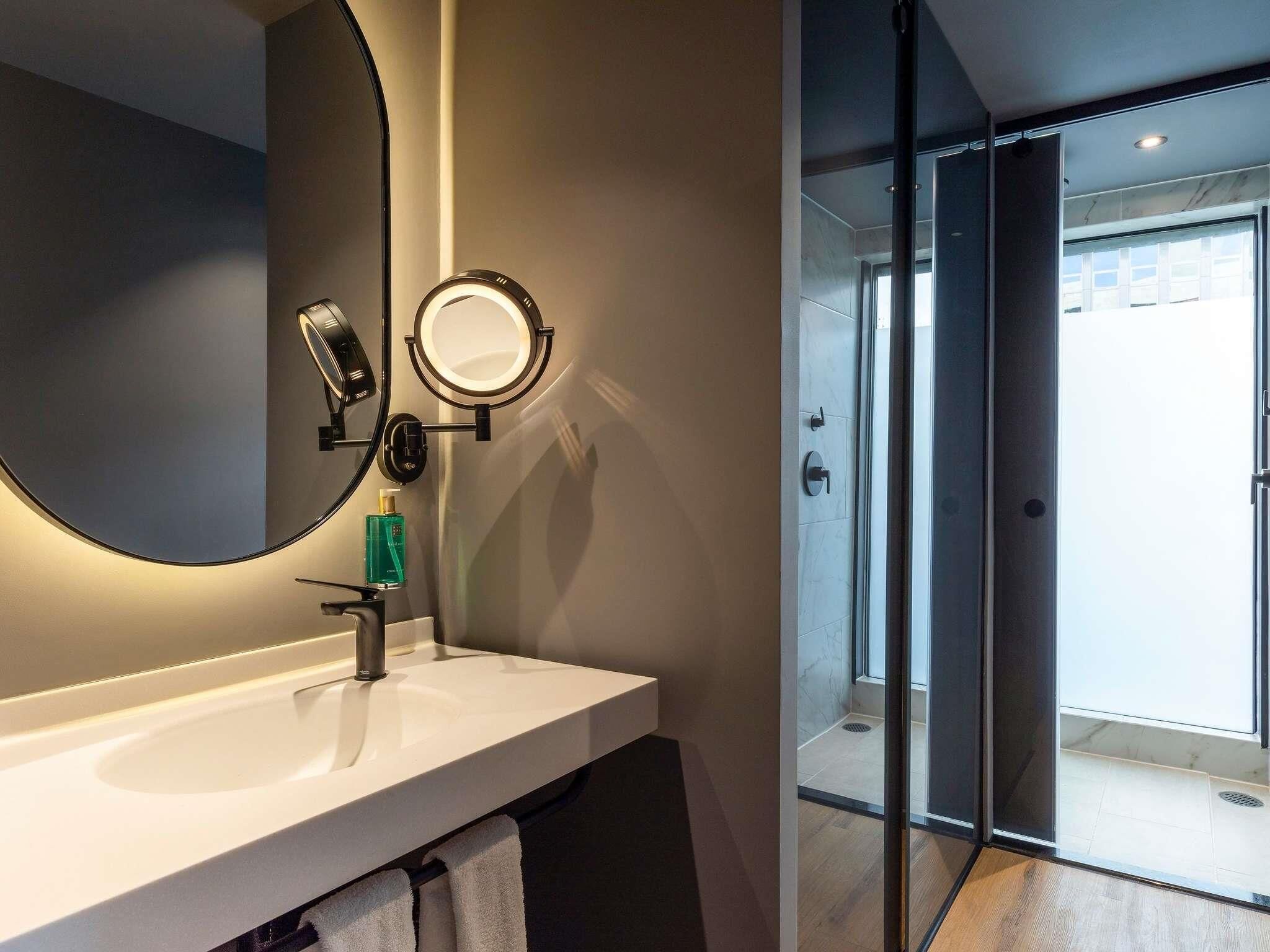 Quarto luxo, 1 cama King | Banheiro | Chuveiro, chuveiro com efeito de chuva, produtos de toalete grátis 