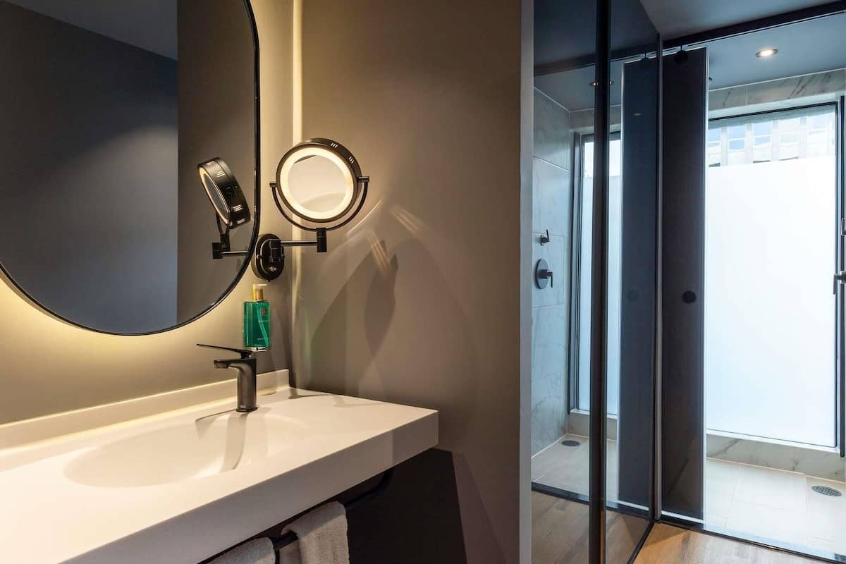 Quarto luxo, 1 cama King | Banheiro | Chuveiro, chuveiro com efeito de chuva, produtos de toalete grátis