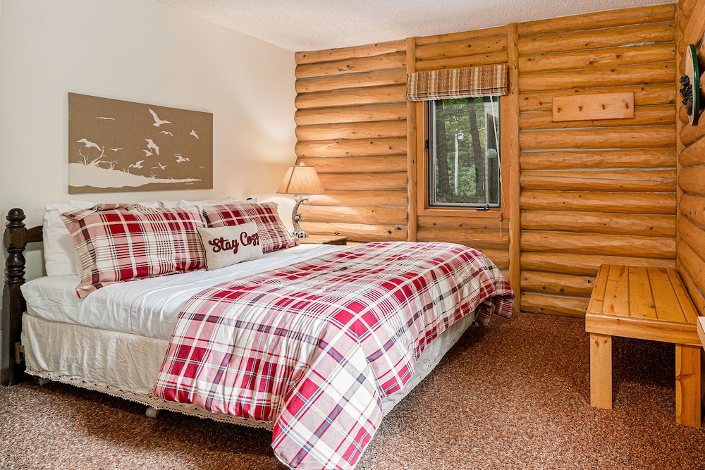 The Log Cabin | House In Thompsonville Walking Distance To Resort Amenities - Bear Lake, MI