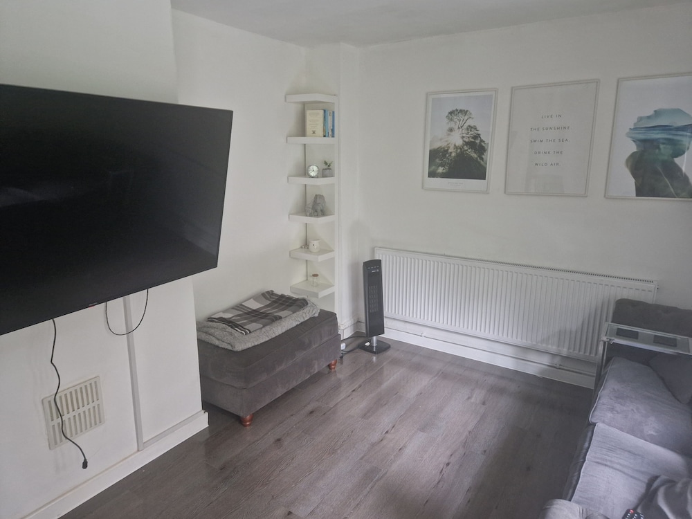 Immaculate 1-bed Apartment In Woodford Green - London, UK