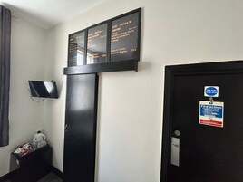 Quarto Twin Clássico, casa de banho anexa (Room 5) | Secretária, secretária adequada para computadores portáteis 