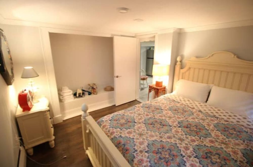 Private Charming Apartment Walk To Subway & Beach - Salem, MA