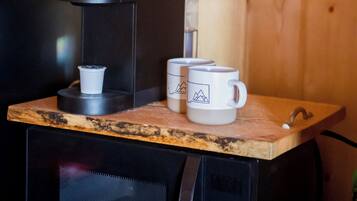 Quarto Tradicional, 2 camas queen-size, não fumadores, vista para a montanha | Café e/ou cafeteira
