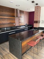 Apartamento superluxo | Cozinha privada | Geladeira, micro-ondas, cooktop, liquidificador