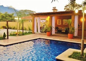 2 piscinas exteriores, da(s) 8:00 à(s) 19:00, guarda-sóis 
