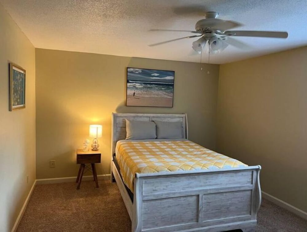 Clean & Comfy 3 Br 2 Bath Townhouse W/ Amenities - Valdosta, GA