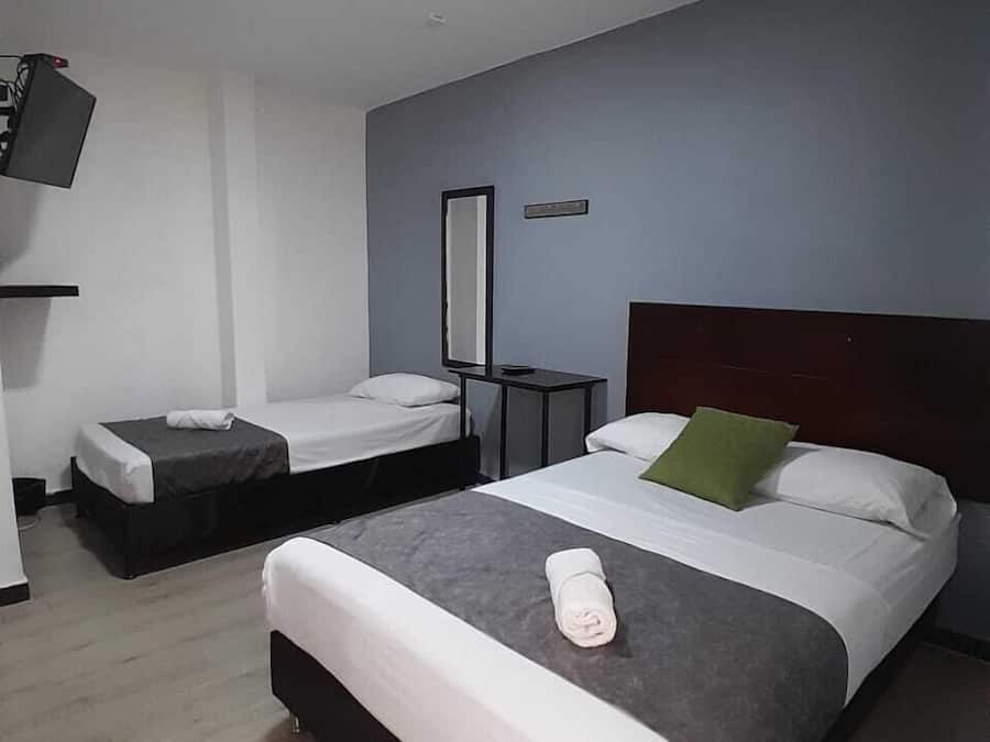 Quarto Triplo Básico | Edredões de penas, Wi-fi grátis, roupa de cama fornecida