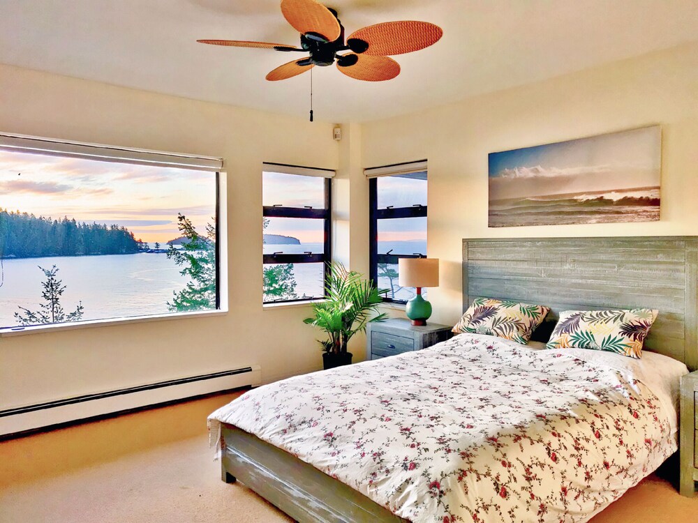 Waterfront Room With Private Bath And Deck Near Marina, Private Beach Access - Bowen Island