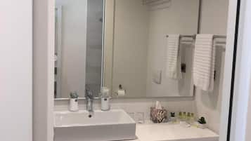 Quarto, 1 quarto, acessível, sacada | Banheiro