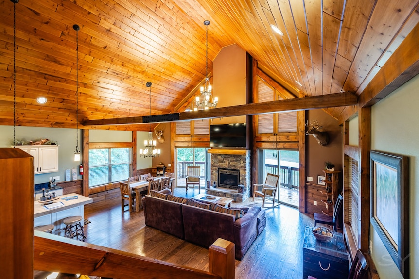 Devils Lake Escape - Deluxe Log Home Sleeps 16 -8 Beds - Baraboo, WI