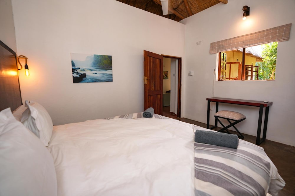 2 Bed Apartment With Pool - 2126 -