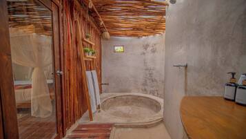 Quarto Superior | Casa de banho | Um polibã e uma banheira separados, um chuveiro de hidromassagem