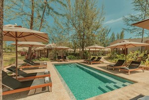 Piscina exterior, guarda-sóis, espreguiçadeiras 