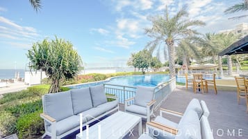 Piscina exterior, uma piscina aquecida