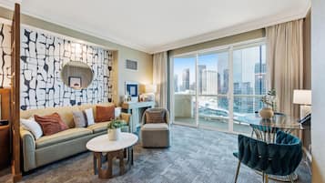 Suíte estúdio premium | Área de estar | TV de tela plana 42 polegadas com canais a cabo